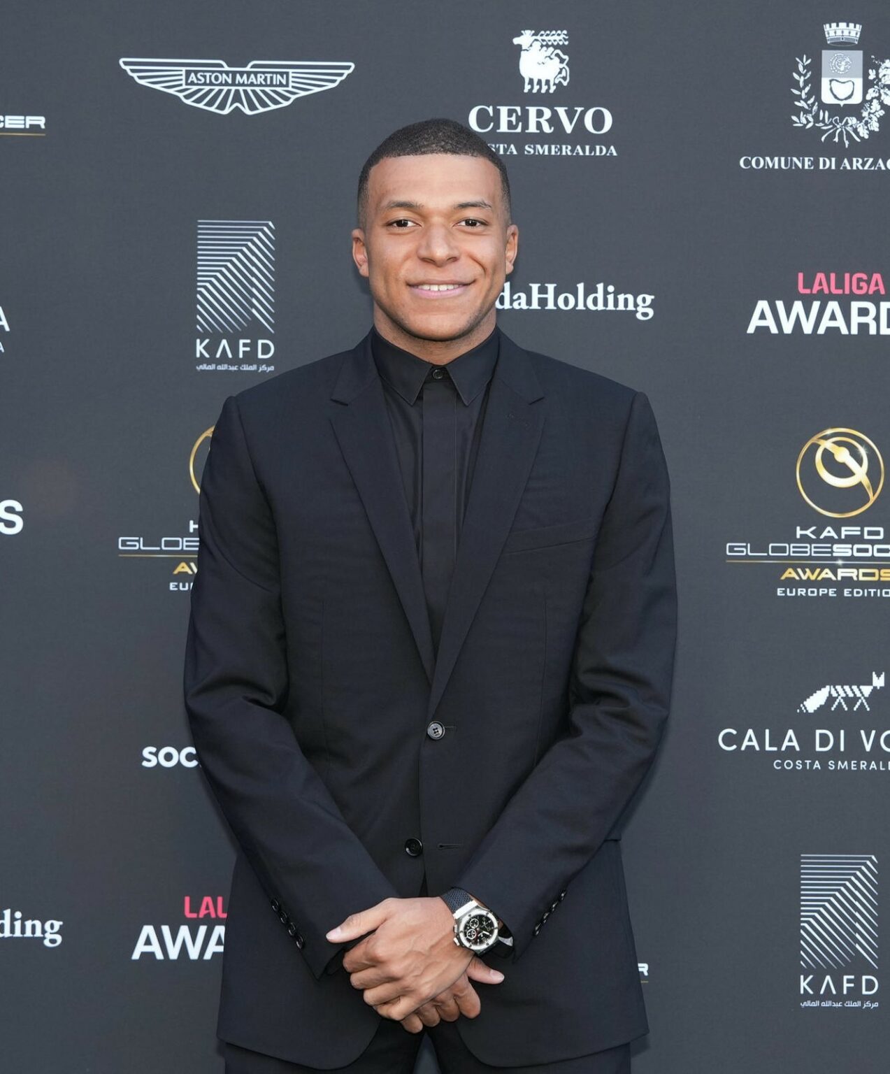 KYLIAN MBAPPÉ IN DIOR BY KIM JONES TO THE KAFD GLOBE SOCCER AWARDS ...